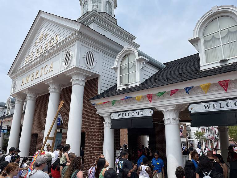 How to Visit Six Flags America | Tours by Foot