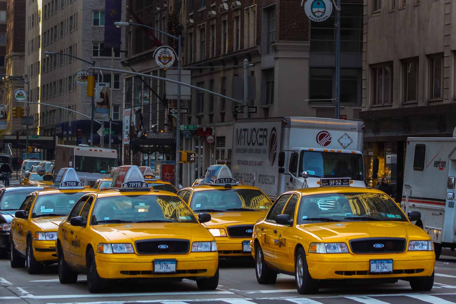 How to Get a Taxi in NYC | Tips for Hailing a Cab from a Local